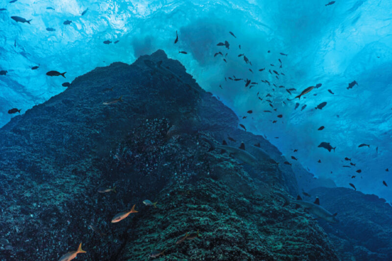 Enormous Underwater Mountain Found - RobinAge